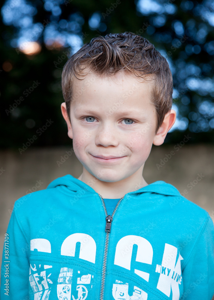 Petit sourire (garçon 6-7 ans) Photos | Adobe Stock