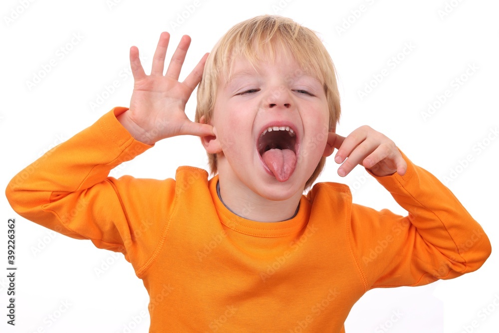 Kleiner Junge steckt die Zunge raus Stock-Foto | Adobe Stock