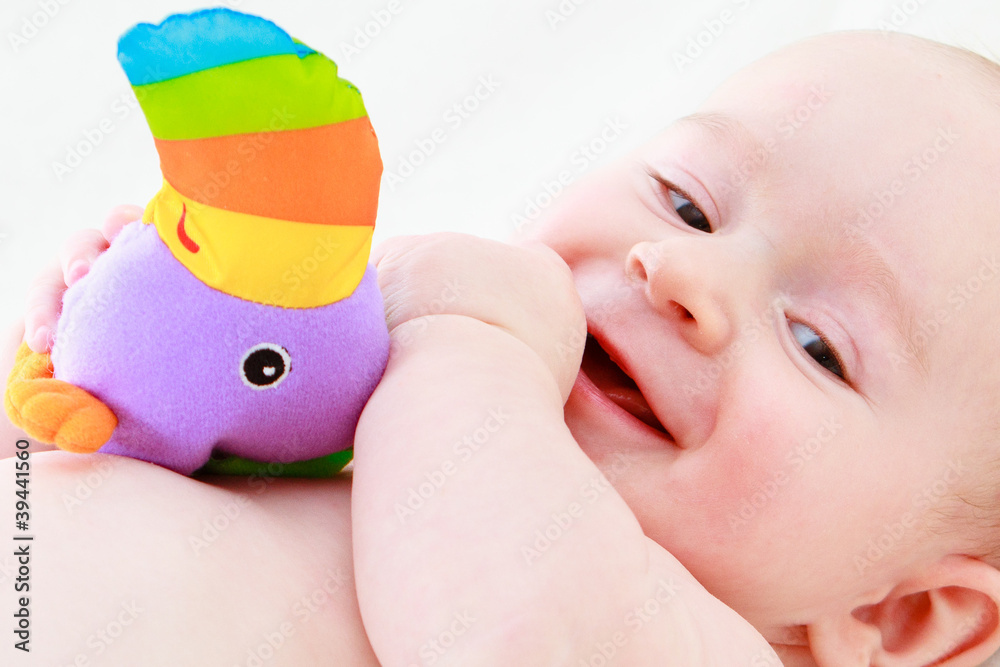 Baby spielt mit Vogel Stock-Foto | Adobe Stock