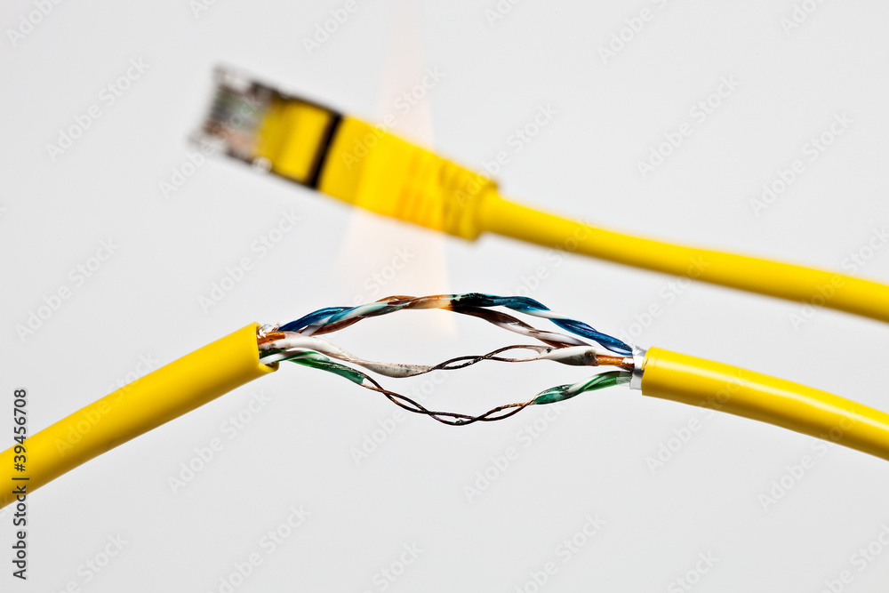 Kabelbrand brennendes Kabel mit bunten Adern Stock Photo | Adobe Stock