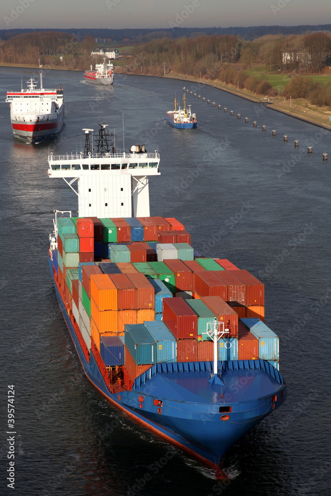 Containerschiff und Frachtschiffe Stock-Foto | Adobe Stock