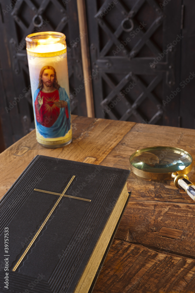 Christliche Bibel auf altem Tisch mit Kerze Stock Photo | Adobe Stock
