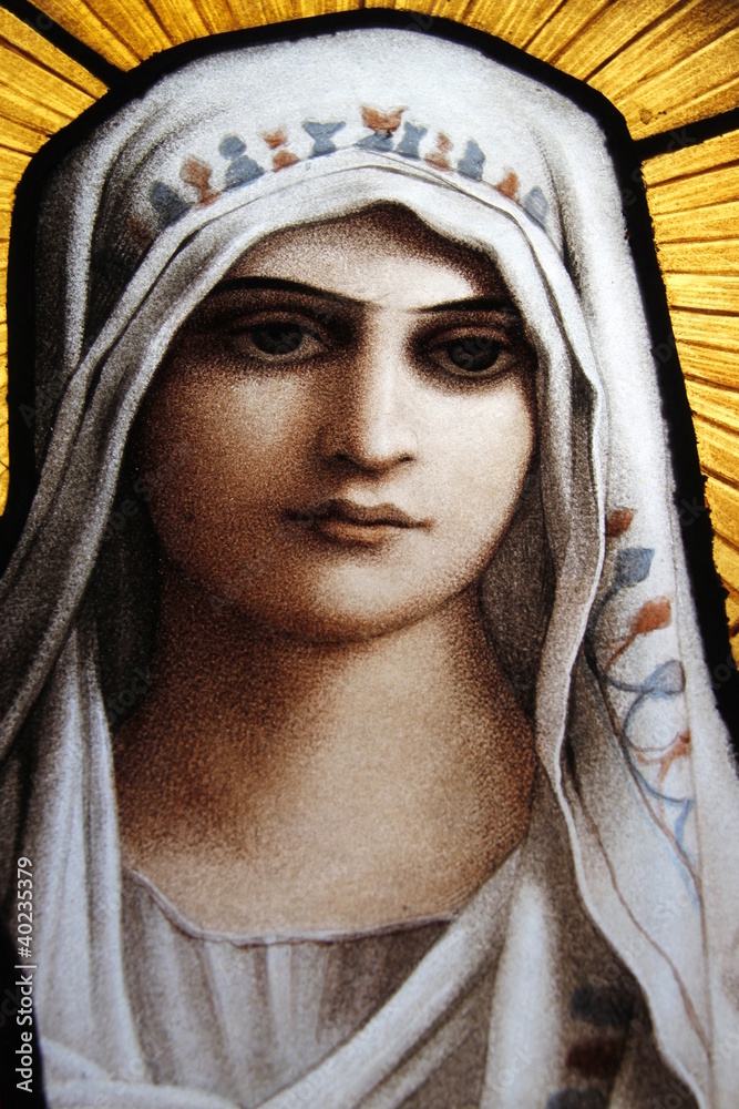 Visage de Marie, vitrail d'un caveau du cimetière de Passy à Paris ...