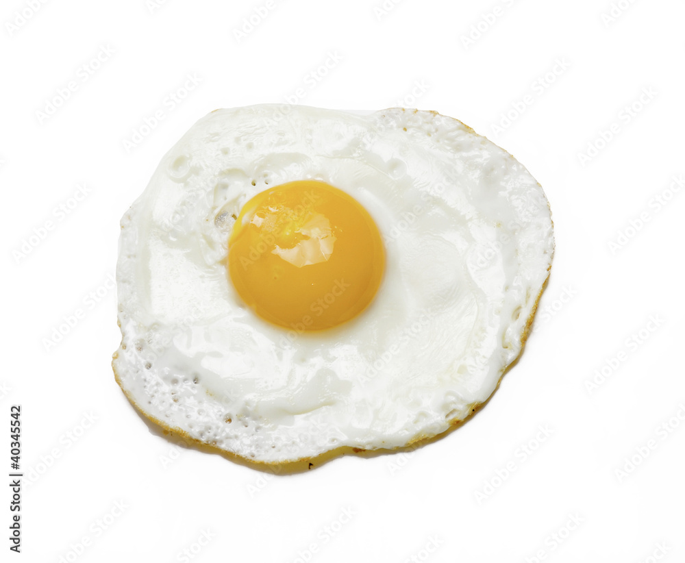 Detalle de un huevo frito en fondo blanco. Stock Photo | Adobe Stock