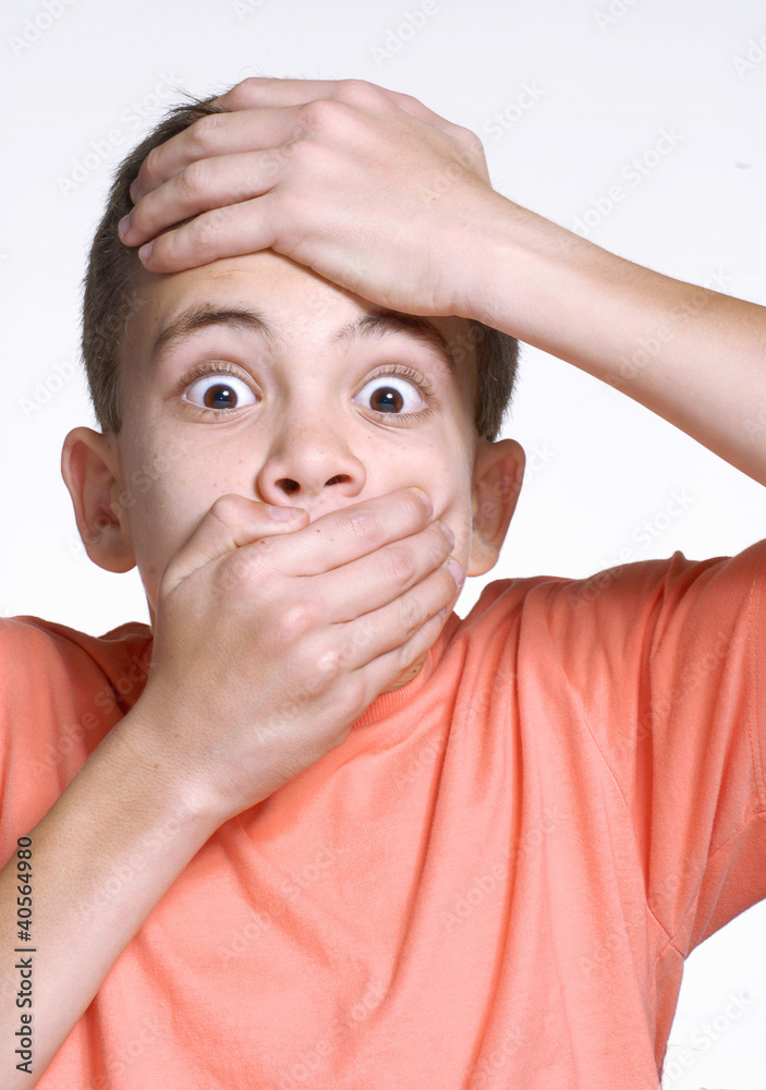 Retrato de un niño asombrado,sorprendido. foto de Stock | Adobe Stock
