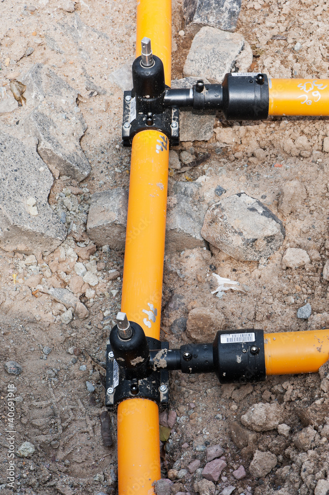 Gasleitung mit zwei Abzweigungen Stock-Foto | Adobe Stock