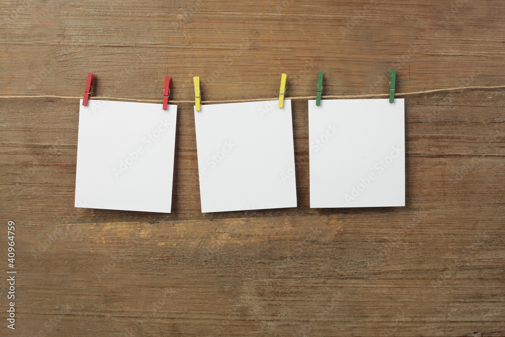 3 Zettel mit bunten Klammern Stock Photo | Adobe Stock