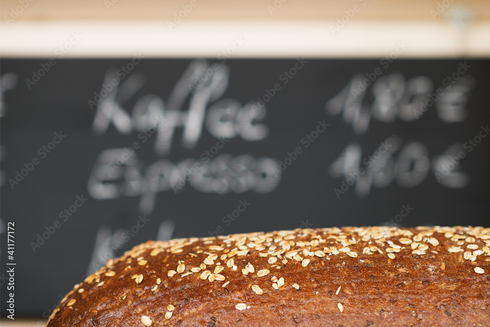 brot und preistafel in der bäckerei Stock-Foto | Adobe Stock