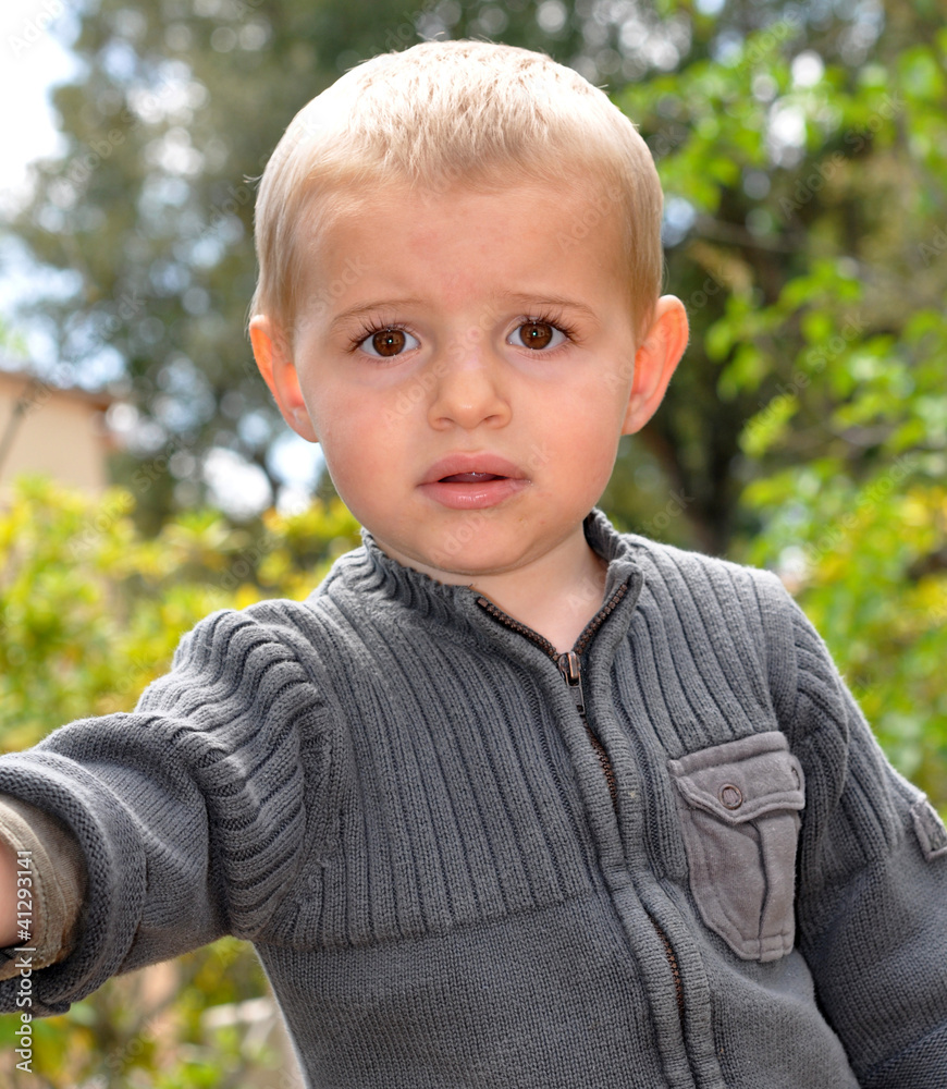 petit enfant blond inquiet Photos | Adobe Stock