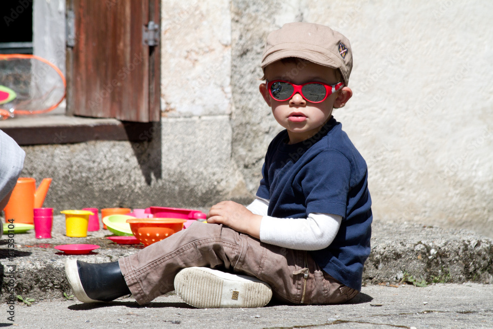 Enfant qui joue dans le jardin Photos | Adobe Stock