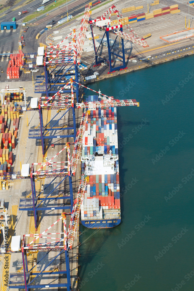 vessel offloading containers at durban harbour, south africa Stock ...