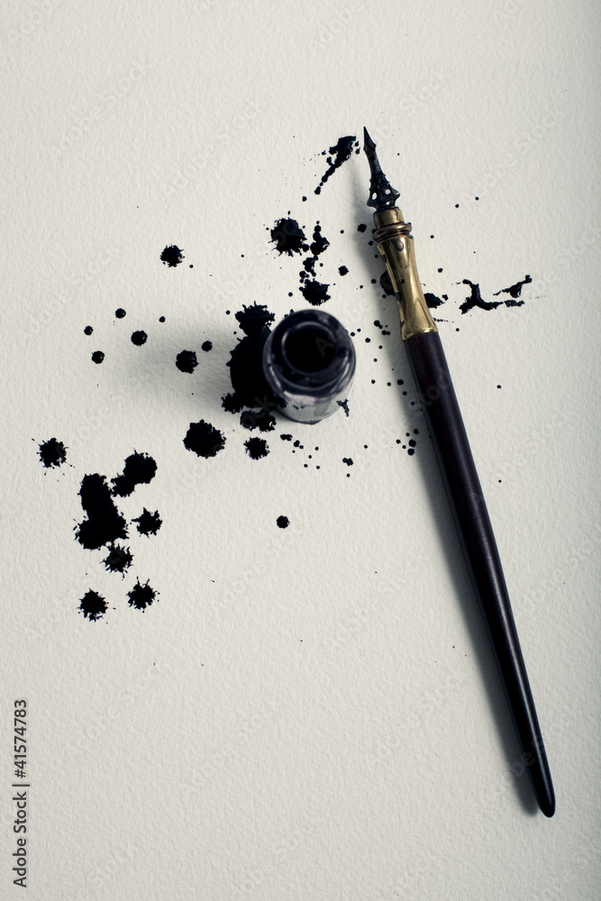 Foto Stock Schizzi di inchiostro e penna stilografica | Adobe Stock