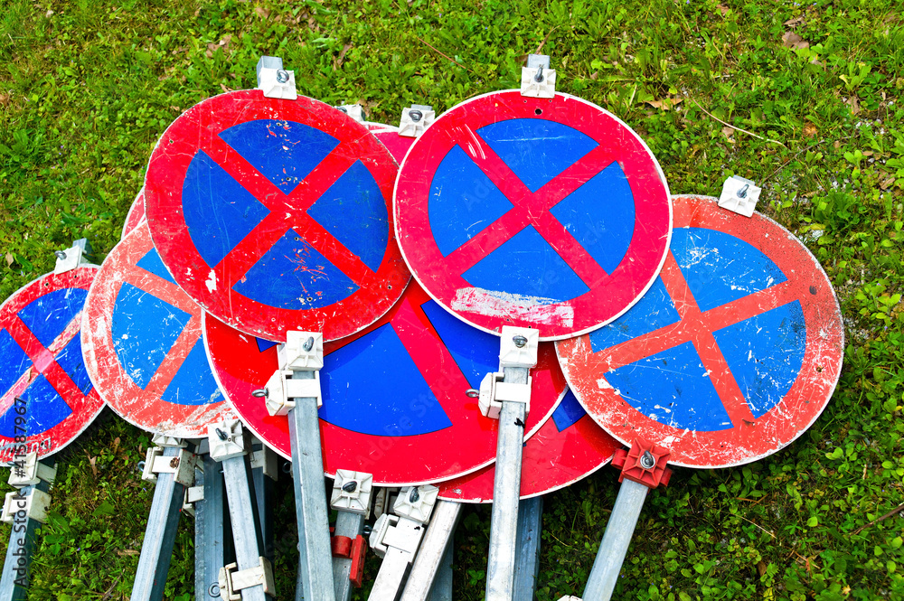 Verkehrszeichen Halten verboten Stock-Foto | Adobe Stock