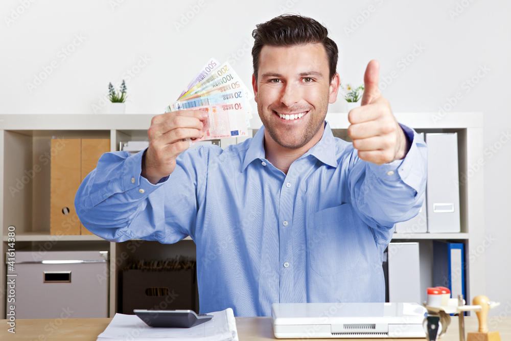 Manager mit Geld hält Daumen hoch Stock Photo | Adobe Stock