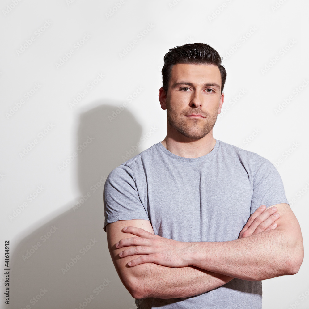 Mann mit verschränkten Armen Stock Photo | Adobe Stock