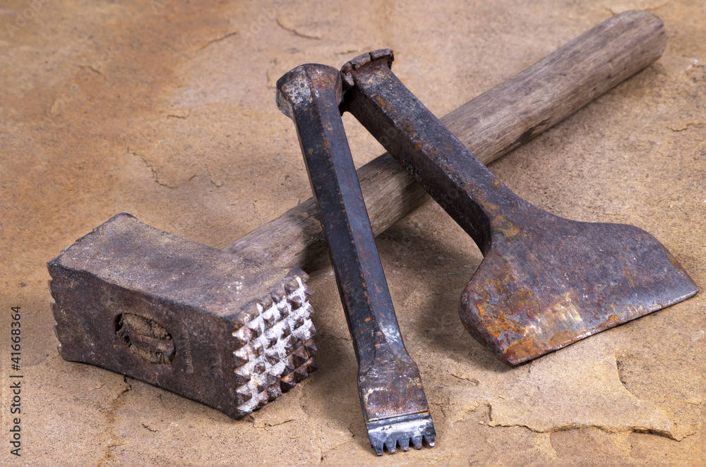 Steinmetzwerkzeug - Stockhammer und zwei Meißel Stock-Foto | Adobe Stock