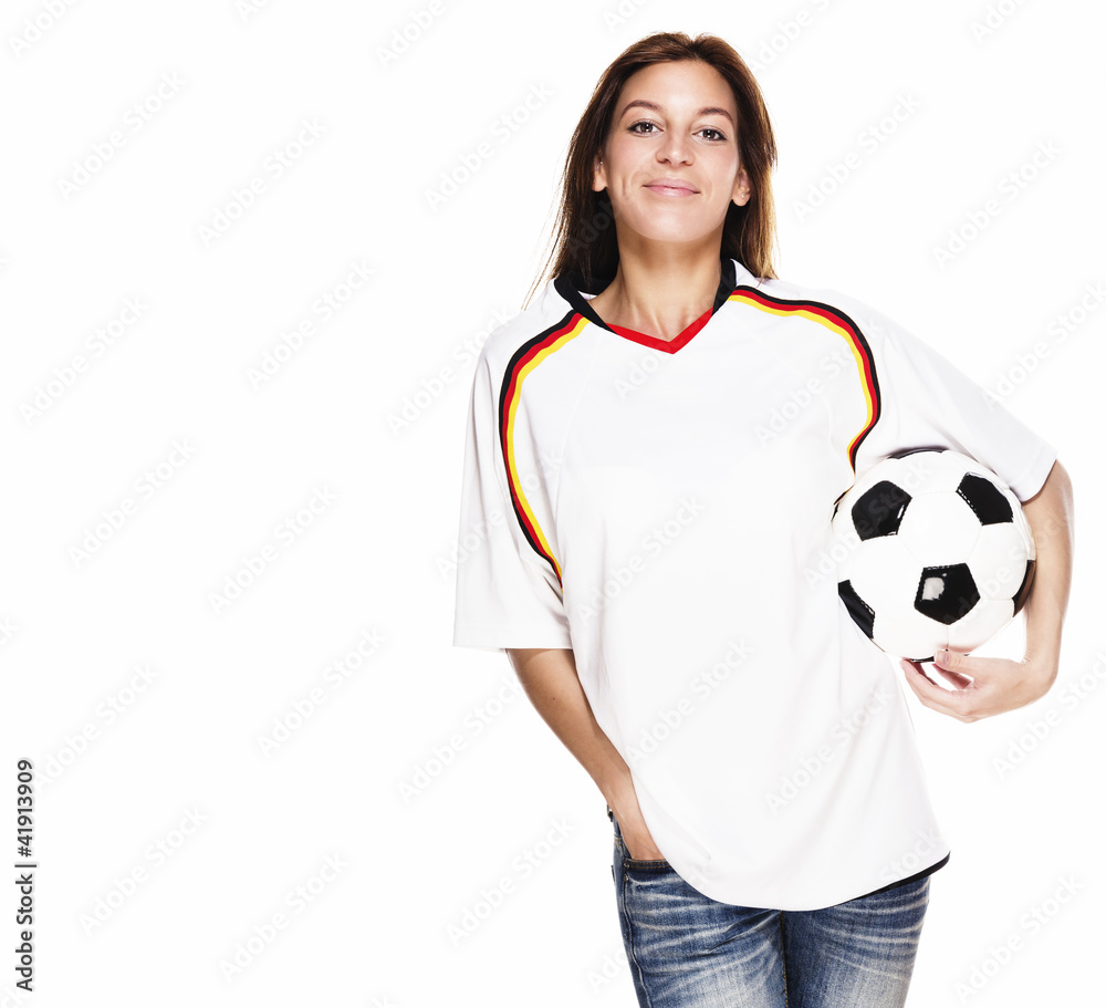 lachende junge frau in fussball trikot mit fußball unter dem arm Stock ...