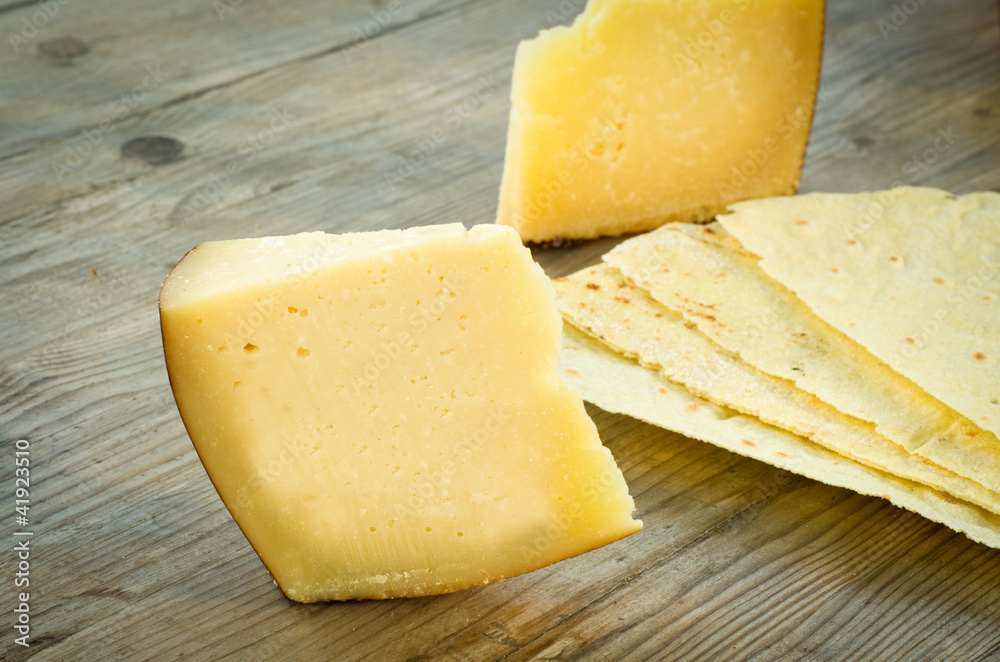 Pecorino sardo e pane carasau, typical food of Sardinia Stock Photo ...