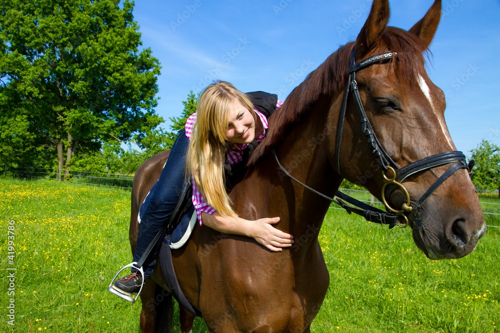 Junge Frau beim Reiten Stock-Foto | Adobe Stock