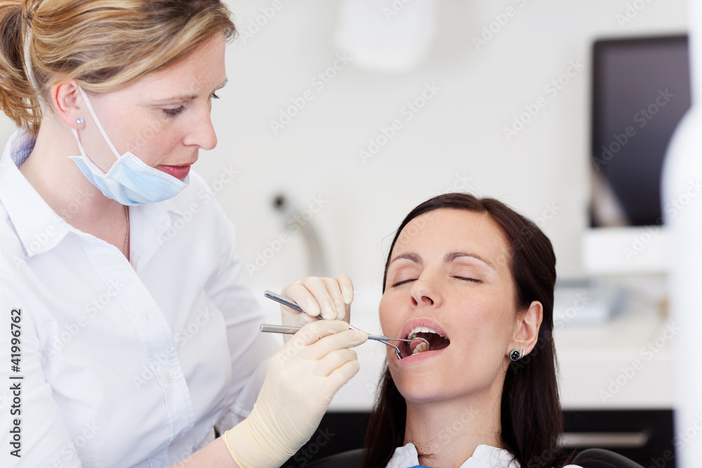 untersuchung beim zahnarzt Stock-Foto | Adobe Stock