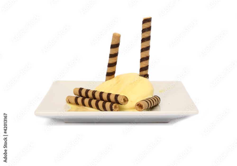 Helado de vainilla con barquillos aislado sobre fondo blanco Stock ...