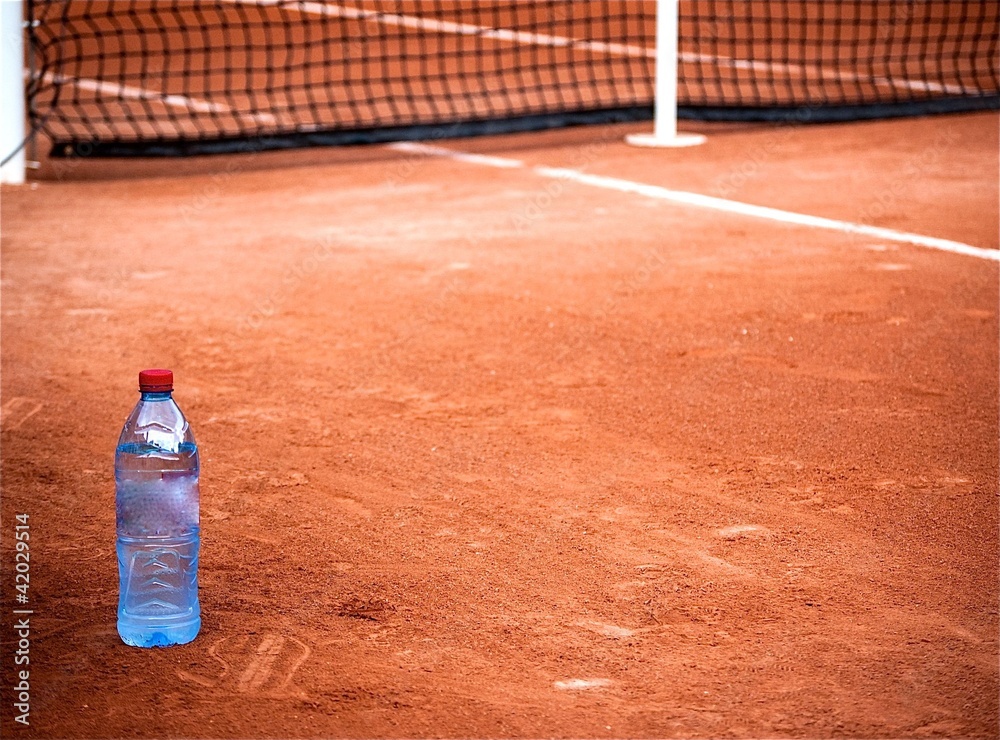 Bouteille d'eau et terrain de tennis Stock Photo | Adobe Stock