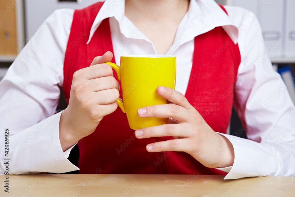 Hände halten Kaffeetasse Stock Photo | Adobe Stock
