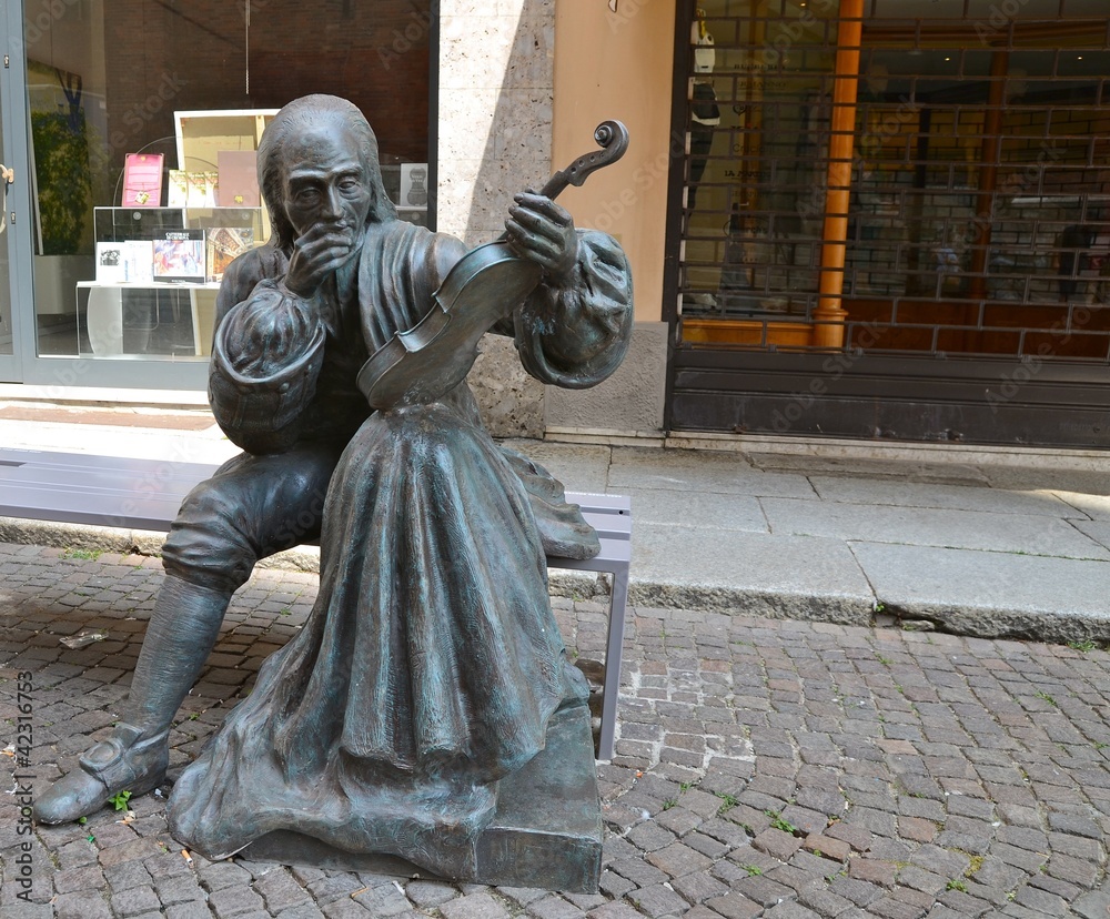 Foto Stock cremona - statua di stradivari | Adobe Stock