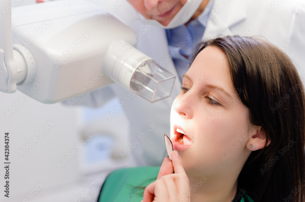 Patientin beim Zahn röntgen Stock Photo | Adobe Stock