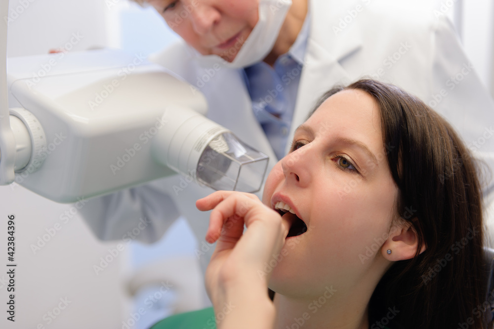 Patientin beim Zahn röntgen Stock Photo | Adobe Stock