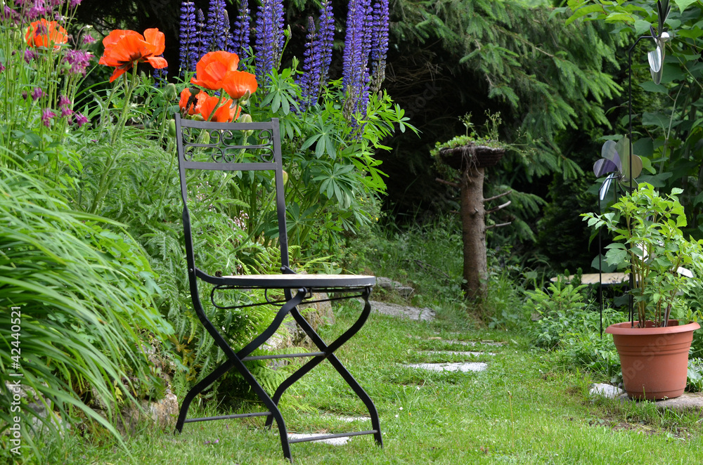 Garten Stuhl Blumen Beet bunt Stock-Foto | Adobe Stock