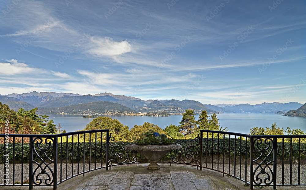 panoramica del lago maggiore a Stresa in Piemonte Stock Photo | Adobe Stock