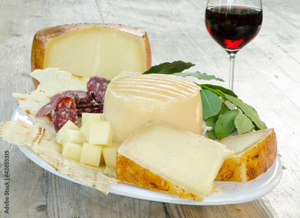 Foto Stock pecorino sardo cheese,carasau bread and sausage from ...