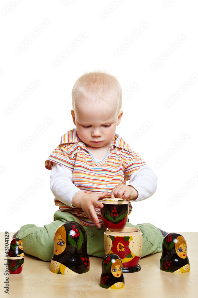 Kind spielt mit Matroschka-Puppen Stock Photo | Adobe Stock