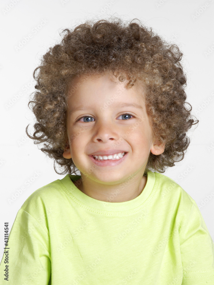 Retrato de un niño contento. foto de Stock | Adobe Stock