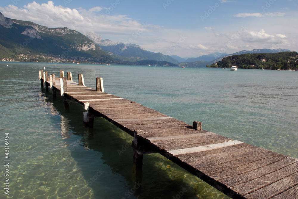 Le ponton du lac d'Annecy Stock Photo | Adobe Stock