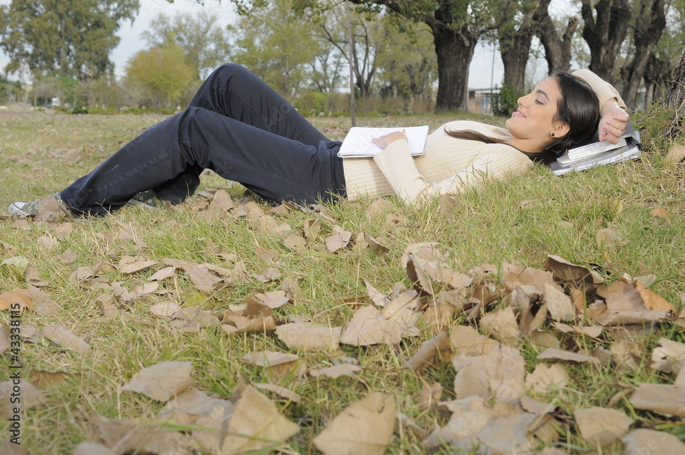 estudiante descansando en el campus de la universidad foto de Stock ...