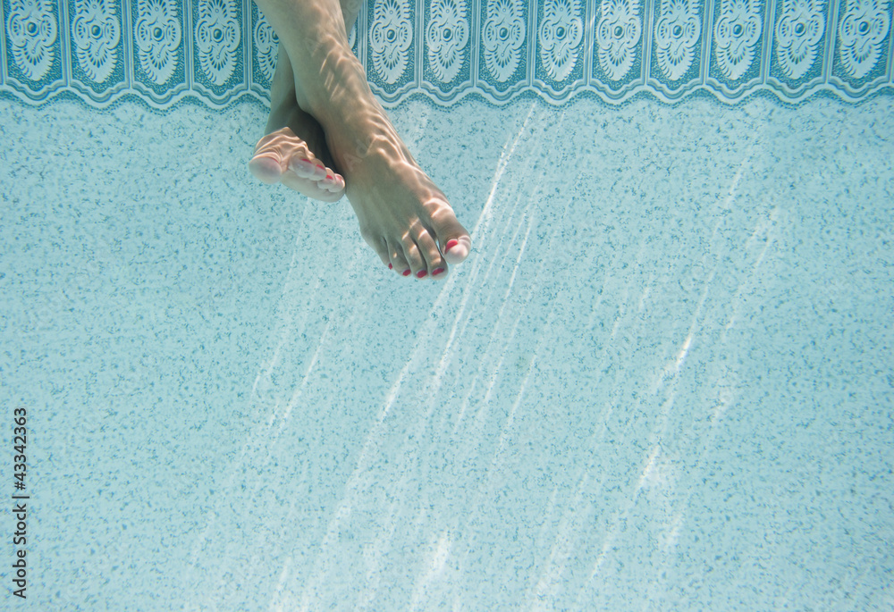 Foto de Caucasian woman's feet underwater in swimming pool do Stock ...