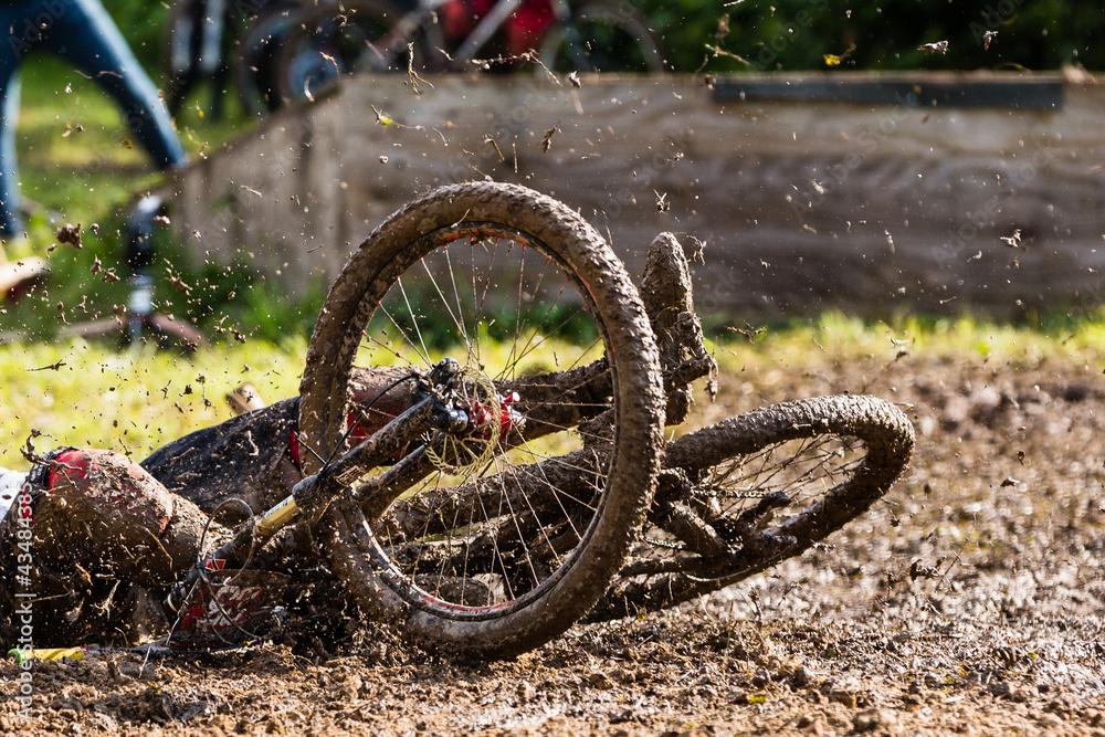Sturz eines Mountainbikers Stock-Foto | Adobe Stock