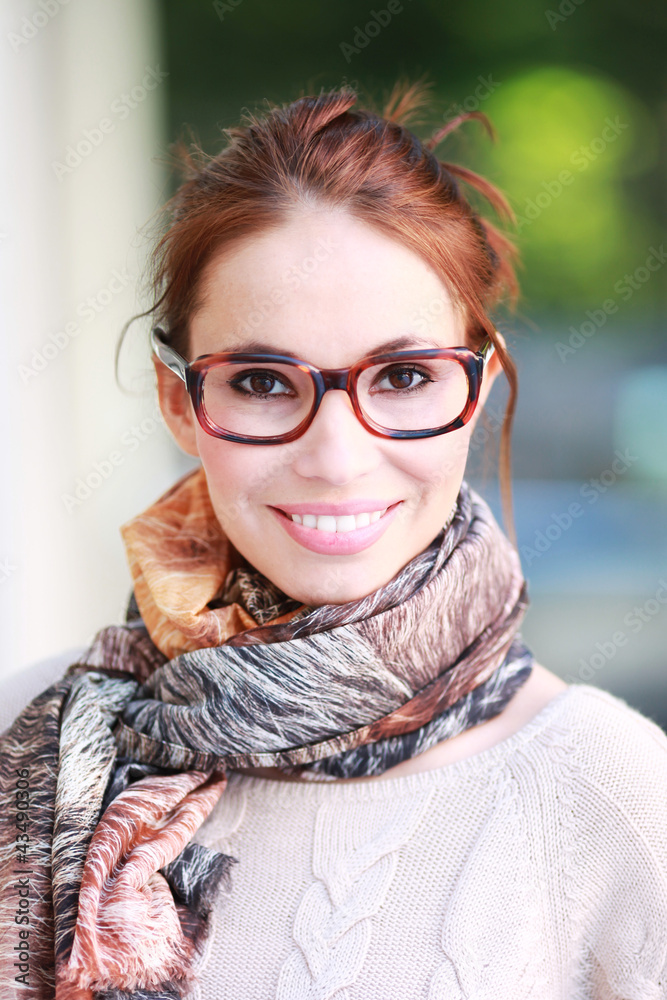 junge Frau mit Brille Stock-Foto | Adobe Stock