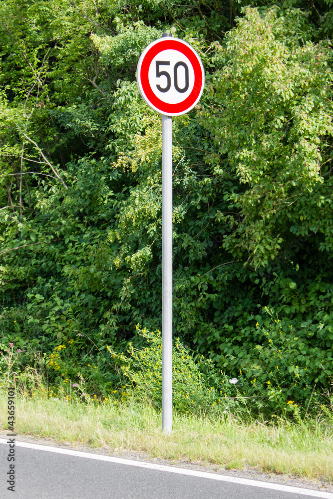 Schild - Tempolimit 50 km/h Stock-Foto | Adobe Stock