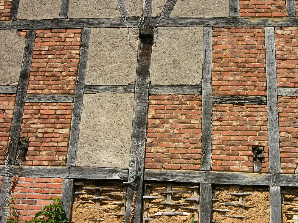 Fachwerkstruktur eines Bauernhaus mit Balken aus Holz und Mauerwerk aus ...
