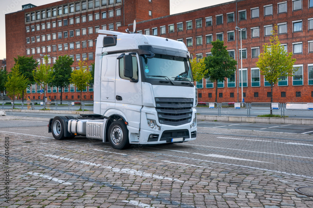 LKW Zugmaschine Stock-Foto | Adobe Stock