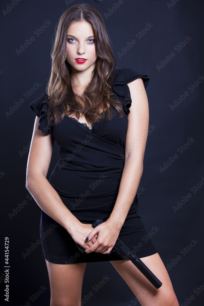 Sexy Agentin im kurzen Kleid mit Pistole und Schalldämpfer Stock-Foto ...
