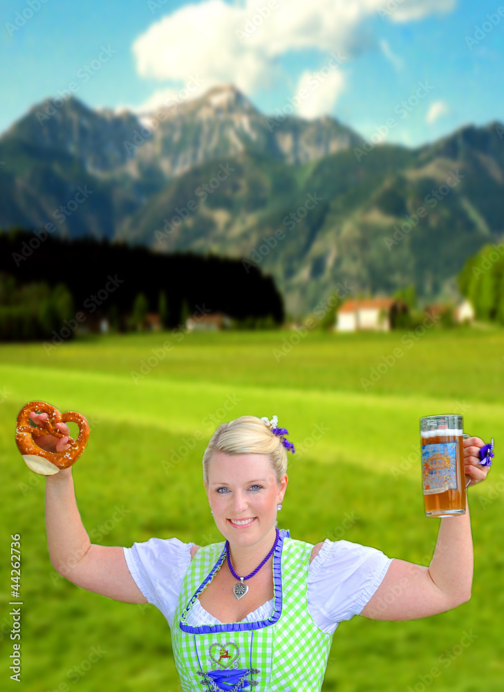 Dirndl mit Brezel und Bier zum Oktoberfest oder Biergarten Stock Photo ...