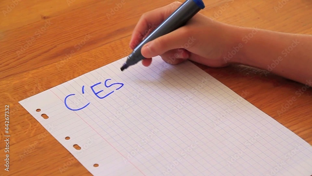 C'est la rentrée écrit par une main d'enfant Stock Video | Adobe Stock