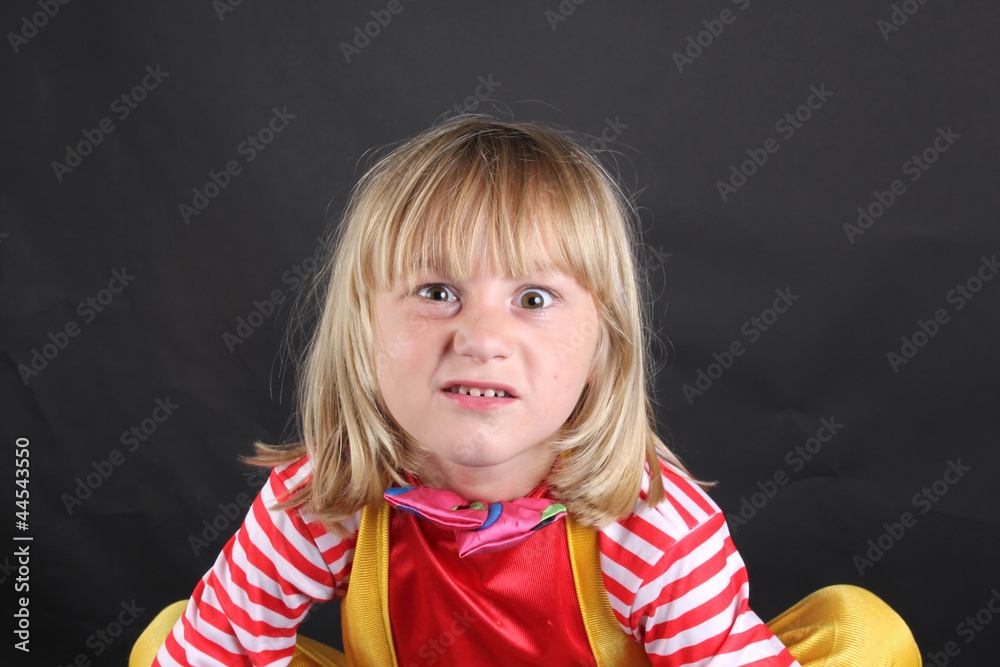 Primer plano de niño rubio enfadado en fondo negro. Concepto de rabia ...