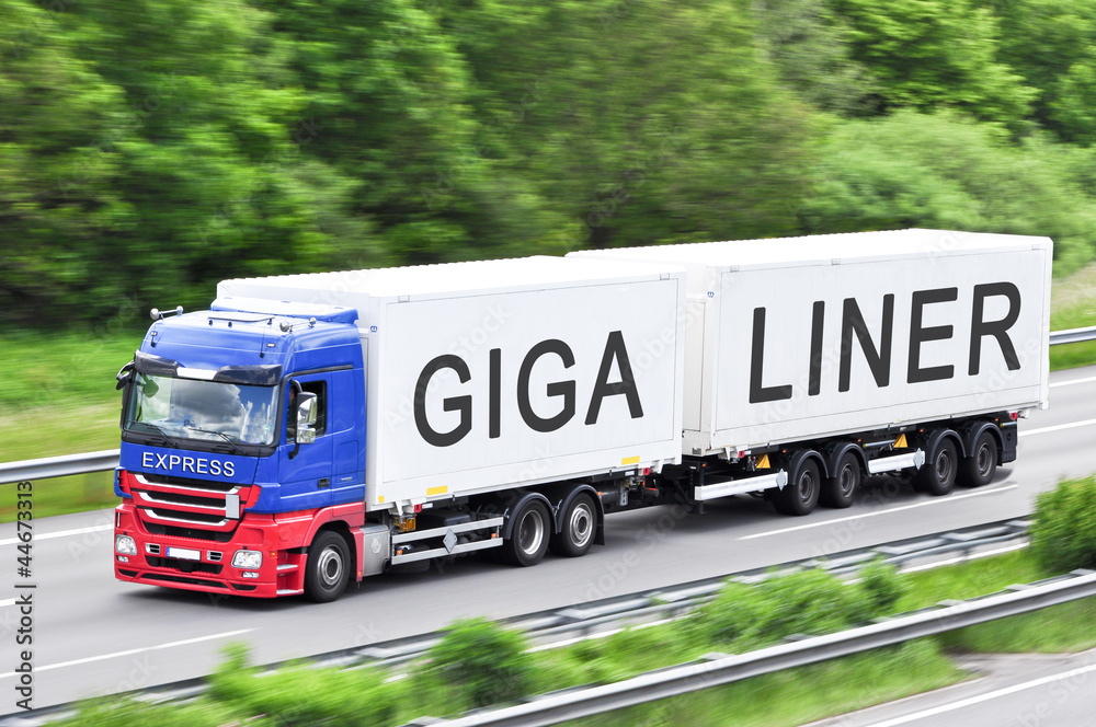 Gigaliner Langer LKW auf der Autobahn Stock-Foto | Adobe Stock