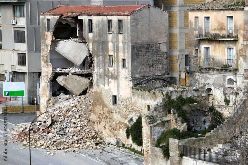 Foto Stock Edificio crollato | Adobe Stock