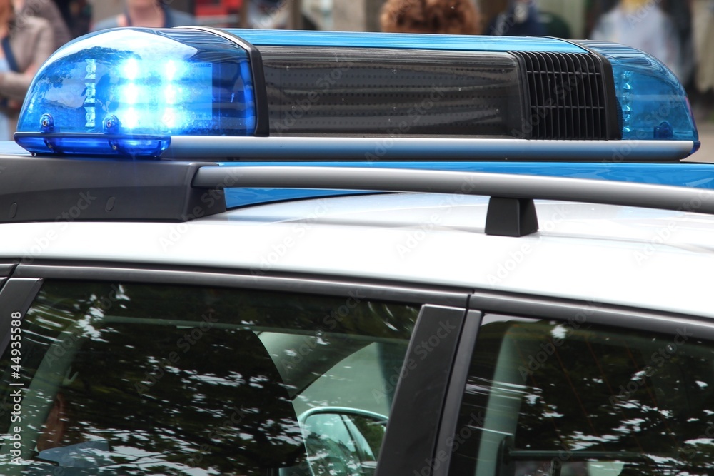 eingeschaltetes Blaulicht eines Polizeiwagens Stock-Foto | Adobe Stock